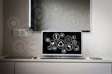 빈 화면 노트북 컴퓨터와 스마트폰 및 디지털 태블릿 및 스타일러스 펜이 직장 개념으로 나무 책상에 0명에 대한 스톡 사진 및 기타 이미지 Istock