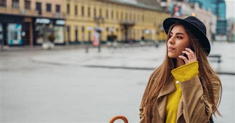 스마트폰을 사용하고 비오는 날 도시를 걷는 동안 노란 우산을 들고 있는 젊은 아름다운 여자 사진 Unsplash의 무선 기술 이미지