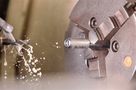 스핀 들 척 및 설치 금속 부품에 포켓 고정밀 Cnc 산업 선반 선반 기계 Cnc 기계는 금속 부분에 구멍을 훈련 닫 다 Cnc 장치에 대한 스톡 사진 및 기타 이미지