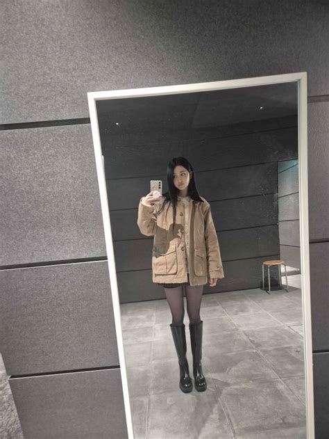 Le Sserafim Community Post 피어나 내가 갤러리를 정리하는데 밀린 셀카가 너무 많더라 그래서 가져왔다