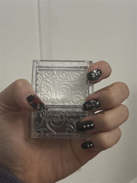 투명하게 반짝이고 절대 흰색으로 인위적인 느낌없이 발색돼요 짱 이뿜