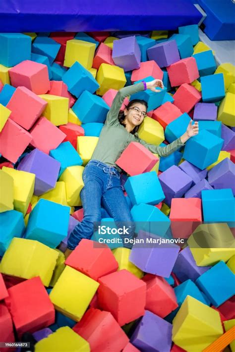 실내 놀이터에서 즐거운 시간을 보내는 아이들 수영장에서 스폰지 벽돌로 가득 찬 수영장 부드러움에 대한 스톡 사진 및 기타 이미지 부드러움 색상 묘사 색상 이미지