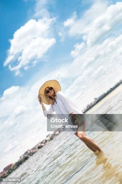 하얀 블라우스와 밀짚 모자를 쓰고 호수를 걷는 더운 여름날 갈색 머리에 대한 스톡 사진 및 기타 이미지 갈색 머리 강 계절 Istock