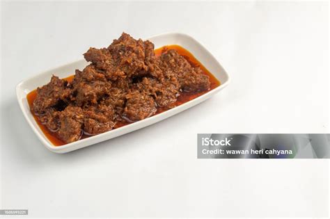 렌당 다징의 전통 음식 비프 스튜와 코코넛 밀크에 다양한 허브와 향신료를 넣어 만들었습니다 흰색 배경에 격리 0명에 대한 스톡 사진 및 기타 이미지 Istock