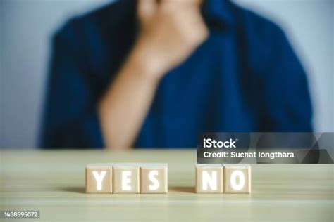 나무 블록에는 예 또는 아니오 문자가 표시됩니다 투표 결정의 개념은 옳고 그름을 생각합니다 어려운 상황에 대한 비즈니스 옵션 참 및 거짓 기호 0명에 대한 스톡 사진 및