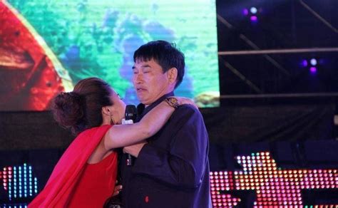 朱之文與神秘美女乘車 大衣哥又要搞事情神秘美女身份起底你造嗎 壹讀