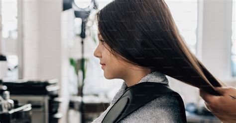 패션쇼를 준비하는 어린 소녀 모델 스튜디오에서 헤어 스타일을 작업하는 전문 미용사 사진 Unsplash의 미용사 이미지