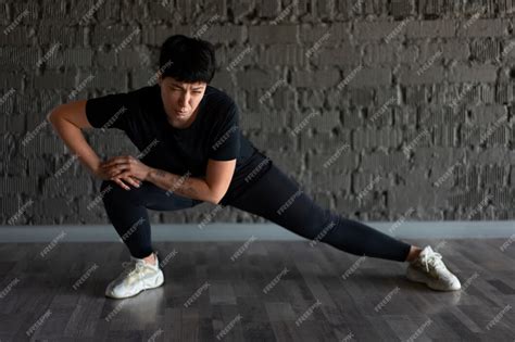 Полный кадр тренировки женщины в тренажерном зале Бесплатно Фото