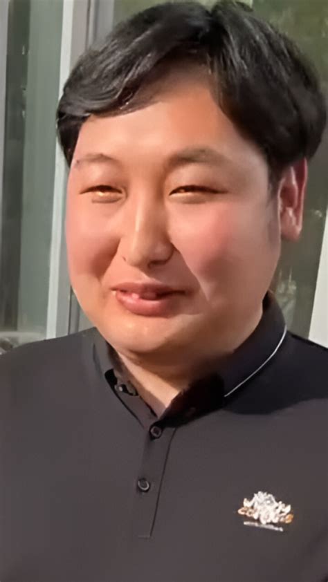 520！男子为第一个领证，提前一天来民政局门口彻夜排队，胳膊上被蚊子叮咬了17个包腾讯新闻