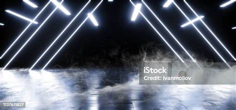 연기 네온 건축 어두운 그런 지 구체적인 배경 아스팔트 착시 형광 파란 백색 활기찬 빛나는 빈 공간 공상 과학 Fi 미래 우주선 단계 3d 렌더링 0명에 대한 스톡 사진 및