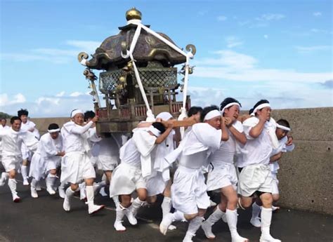 みこし威勢よく 疫病退散を祈願 宇久島で祇園祭 長崎新聞
