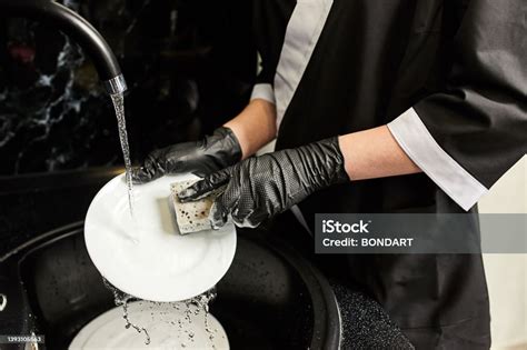 고무 장갑을 착용 한 전문 청소 서비스 회사 직원이 부엌의 싱크대에서 접시를 가까이서 씻고 소독하고 살균합니다 식기세척기에 대한 스톡 사진 및 기타 이미지 Istock