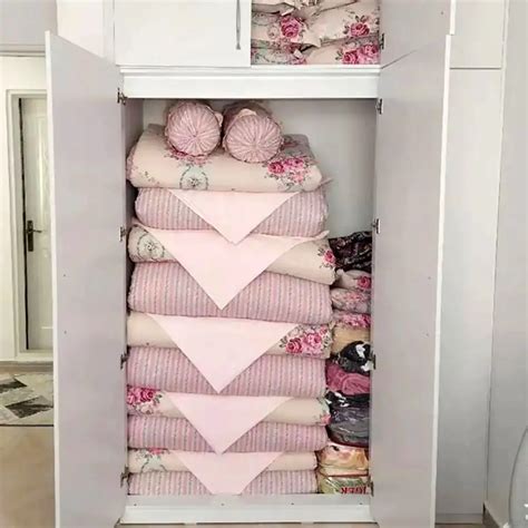 چیدمان و نظم دهی کمد دیواری برای لباس و لحاف تشک ایده های جذاب برای