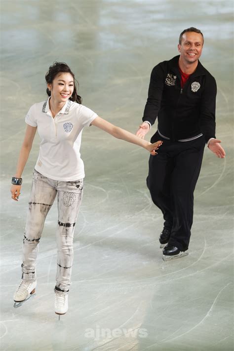 포토 관객들에게 인사하는 김연아 데이비드 윌슨 아주경제