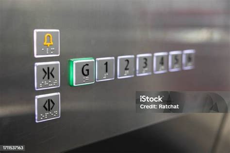 스테인리스 스틸 벽의 엘리베이터 버튼에 점자 표지판이 있습니다 숫자와 점자 문자가 있는 엘리베이터 버튼 0명에 대한 스톡 사진 및 기타 이미지 Istock