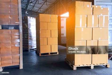 트럭에 의한 도로 화물 화물 배달 창고 선착장에서 컨테이너 트럭에 적재를 기다리는 발송 상자 더미 물류 및 운송 0명에 대한 스톡 사진 및 기타 이미지 Istock