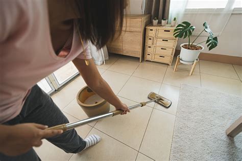 거실에 마이크로 화이버 젖은 걸레 패드로 바닥을 청소하고 걸레질하는 아시아 여성 집에서 집안일을 하는 여자 40 44세에 대한 스톡 사진 및 기타 이미지 Istock