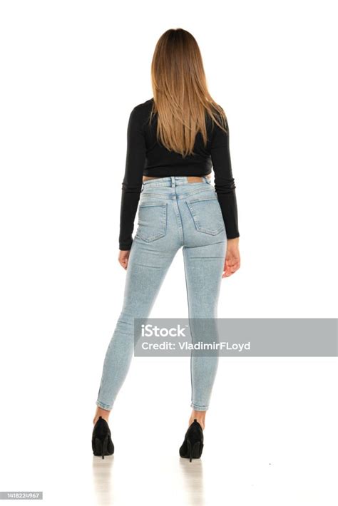 검은 짧은 블라우스와 파란색 청바지로 스튜디오에 서있는 젊은 여성의 뒷모습 18 19세에 대한 스톡 사진 및 기타 이미지 18 19세 가득 찬 귀여운 Istock