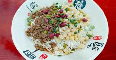 Flavorful Scallions 간장 건강 고명 국수 다진 고기 대담한 도자기 그릇 뜨거운 레스토랑 맛있는 보울 붉은 땅콩 상하이 서빙