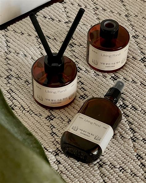 취향연못 전주 로컬브랜드 리빙 프래그런스 짙게 깔린 가을 낙엽 아래 습기를 머금은 흙 마른 가을공기와 어우러지는 쌉싸름한 늦가을의 향 코 끝이 시려오는 늦가을이