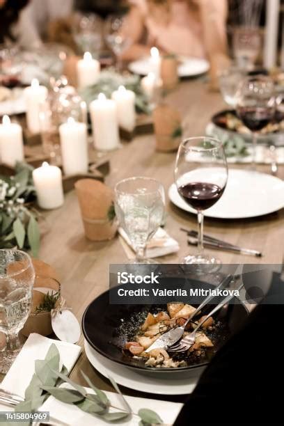 크리스마스 저녁 세련된 테이블 디자인 양초 유칼립투스 화환 및 흰 접시와 함께 제공됩니다 고품질 사진 크리스마스에 대한 스톡 사진 및 기타 이미지 Istock