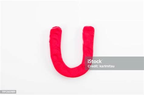 흰색 배경에 고립 된 영어 알파벳의 빨간 플라스틱 문자 U 대문자 알파벳 U에 대한 스톡 사진 및 기타 이미지 알파벳 U
