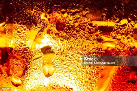 매크로 콜라 질감 매크로 청량 음료 질감 어두운 콜라 배경에 얼음 조각을 닫습니다 달콤한 여름 차가운 음료의 질감과 거품과 매크로 거품이 Fizzing 유리 벽에 있습니다