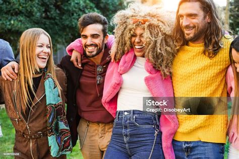 도시 공원에서 즐거운 시간을 보내는 젊은 다인종 사람들 오른쪽 소녀의 눈에 초점 힙스터 사람에 대한 스톡 사진 및 기타 이미지 힙스터 사람 우정 웃음 Istock