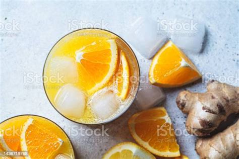 유리 회색 배경에 생강과 향신료가 들어간 오렌지 레몬 주스 면역 강화 음료 건강 개념 감기 제조법 가을에 대한 스톡 사진 및