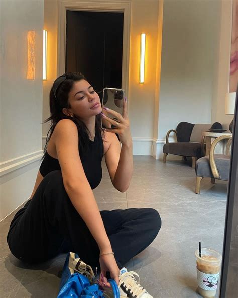 250 Juta Followers 9 Potret Mirror Selfie Kylie Jenner