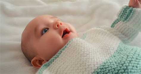 유아와 함께 발달과 성장이 있는 아기 얼굴 신생아 가정의 보육원에서 노는 시간 육아 귀여운 아이와 건강한 유아 호기심이 많고 천진난만하고 클로즈업으로 성장 녹색에 대한 스톡