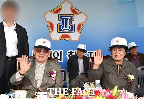 [tf포토] 대구공고 총동문회 체육회 참석한 전두환 이순자 부부 포토 기사 더팩트