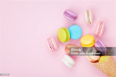 다채로운 마카롱 또는 마 카 롱 핑크 파스텔 배경 평면도에 와플 콘 플랫이 하다 마카롱에 대한 스톡 사진 및 기타 이미지 마카롱 플랫 레이 아이스크림 Istock