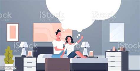 젊은 남자 만드는 여자 마사지 부부 함께 시간을 보내는 침대에 앉아 채팅 거품 통신 침실 인테리어 평면 수평 가구에 대한 스톡 벡터 아트 및 기타 이미지 Istock