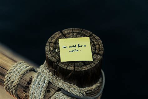 Uae 개념 격려 굵은 글씨 긍정적인 나무 낙천주의 노트 노트온우드 동기 부여 두바이 러스틱 로프 로프매듭 메시지 모험 목재 질감 목조