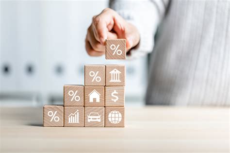 백분율 아이콘 비즈니스 전략 금리 금융 모기지 주택 대출 자동차 주식 시장 세계 경제의 변동성의 개념과 큐브 나무 블록을 놓는 손 놓기 개념에 대한 스톡 사진 및 기타