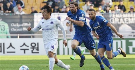 드리블하는 홍창범