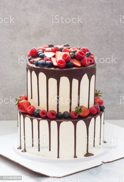 신선한 밝은 베리와 회색 배경에 녹은 초콜릿으로 장식 된 3 층 흰색 웨딩 케이크 가까운에 대한 스톡 사진 및 기타 이미지 가까운 갈색 거울 Istock