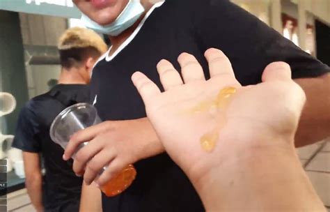 Đang lên sóng thì bị trẻ trâu nhổ nước liên tục vào người nữ streamer xinh đẹp không khỏi sốc