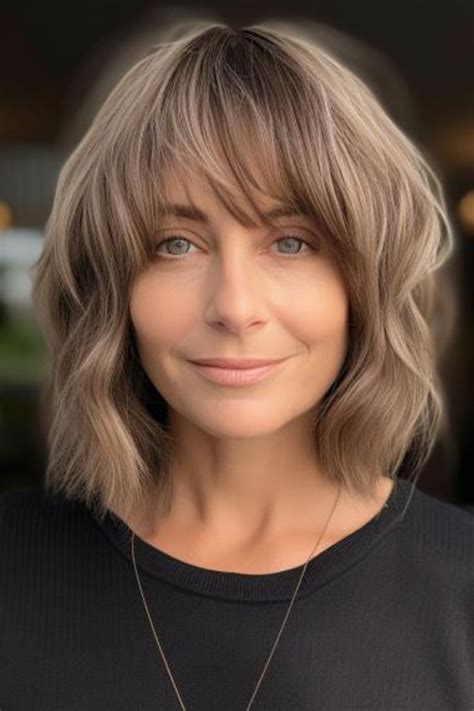 The Versatile And Modern Hairstyle Of Textured Lob With Side Swept