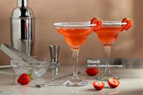 신선한 수제 딸기 마가리타 칵테일과 바 도구가 테이블 위에 있습니다 여름 상쾌한 칵테일 준비 공휴일에 대한 스톡 사진 및 기타