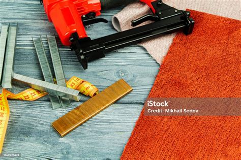 가구 생산 및 수리의 개념 스테이플러 및 스테이플 작업 도구 0명에 대한 스톡 사진 및 기타 이미지 0명 Diy 가구 Istock