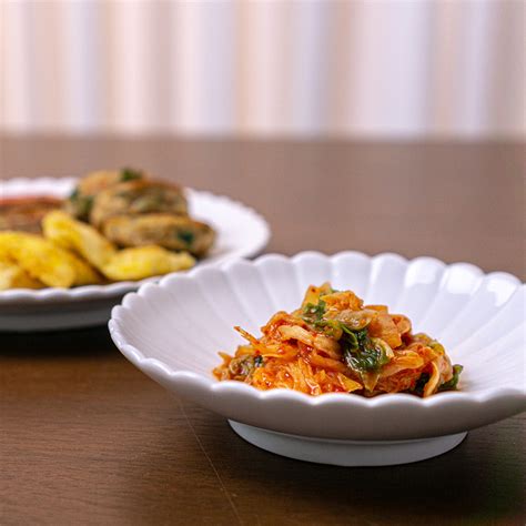 국화 백자 접시