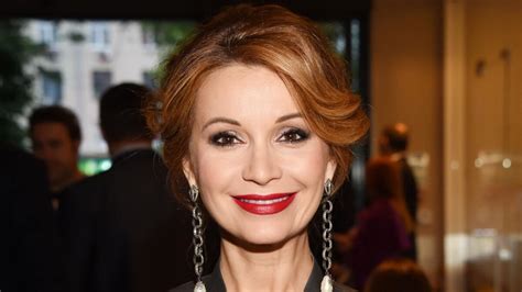 Телеведущая Ольга Орлова показала свою фотографию в паспорте Звезды шоу бизнес Узнай Всё