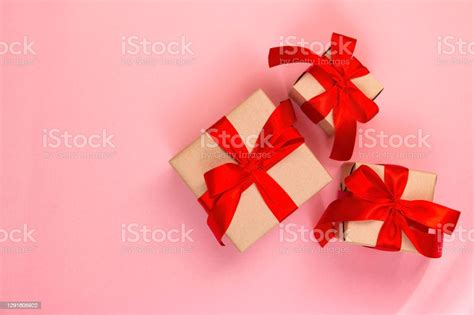 분홍색 배경에 빨간 활이 있는 골드 하트 모양의 풍선과 선물 상자 발렌타인 데이 컨셉 텍스트공간을 복사합니다 14에 대한 스톡 사진 및 기타 이미지 Istock