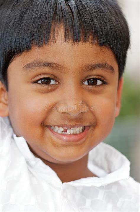 инец мальчика счастливый стоковое изображение изображение насчитывающей выражение 21397799