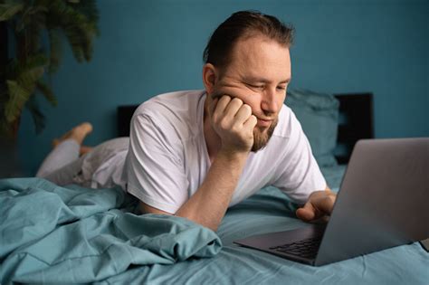 침대에 누워 노트북을 보고 집에서 일하거나 온라인으로 배우는 것에 지루해하는 불만을 품은 남자 사람 및 가젯 35 39세에 대한 스톡 사진 및 기타 이미지 Istock