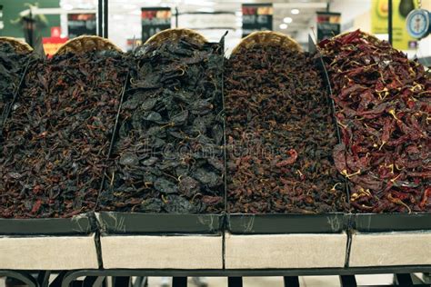 Montón De Chile De Pasilla El Chilaca Seco Pimienta También Llamado Chile Negro En México Foto