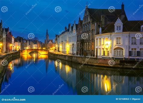 Jan Van Eyck Square E Canal Spiegel Em Bruges Imagem De Stock Imagem