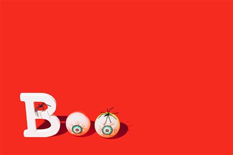 부 무서운 개념 창조적 인 텍스트 거미와 활기찬 빨간색에 대한 피 쏘는 눈이있는 할로윈 배경 공간을 복사합니다 공포 영화에 대한 스톡 사진 및 기타 이미지 Istock